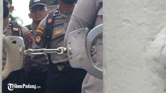 Mahasiswa Melakukan Aksi Demo di Depan Kantor Gubernur, Gerbang ... Mahasiswa Melakukan Aksi Demo di Depan Kantor Gubernur, Gerbang ...