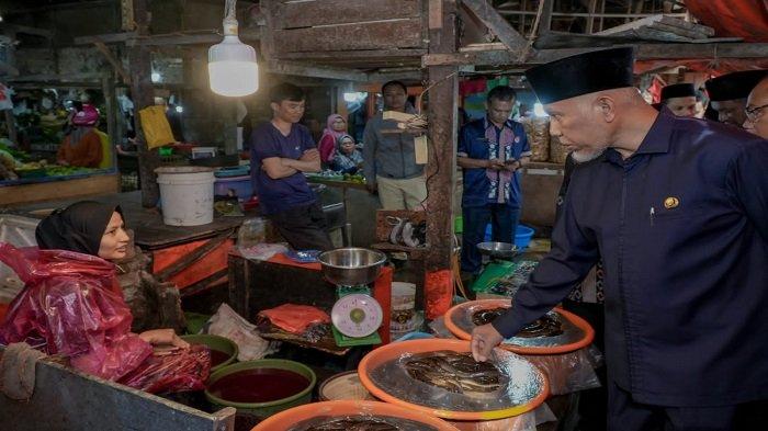 Pantau Harga Pangan di Bulan Ramadan, Gubernur Mahyeldi Sambangi Pasar ...