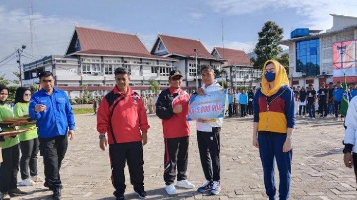 Hendri Akhirnya Diberi Pin Emas Setelah Melatih Atlet Silat Sejak 2007 ...