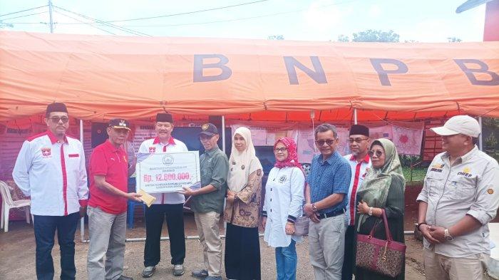 IWARKO Serahkan, Bantuan untuk Korban Banjir Bandang di Kabupaten Agam - Tribunpadang.com