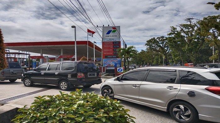 Jelang Harga BBM Naik Diumumkan: Antrean Panjang Terjadi di SPBU Air Tawar, Kota Padang ...