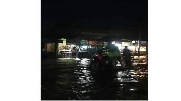 Jalan Cupak Tangah Pauh Padang Tergenang Air, Satu Motor Terpaksa ...