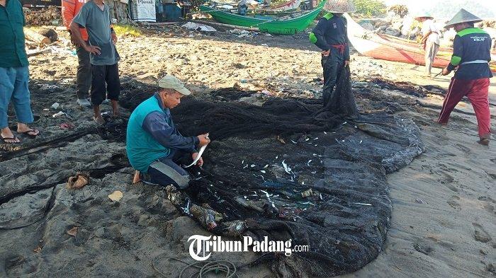 Mengintip Nelayan Pantai Padang Perbaiki Jaring, Persiapan Menangkap ...