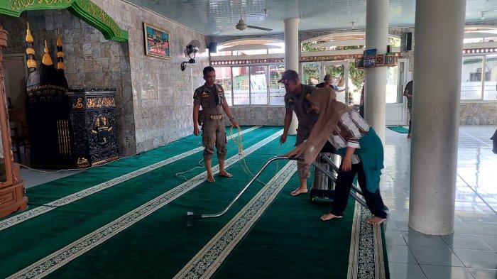 Jelang Ramadan, Satpol PP Padang Bersih-bersih Masjid di Gunung Pangilun dan Gunung Sarik ...
