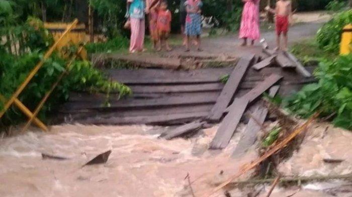 Jembatan Penghubung Antara 2 Kampung di Pesisir Selatan Putus, Akses Warga Lumpuh - Tribunpadang.com
