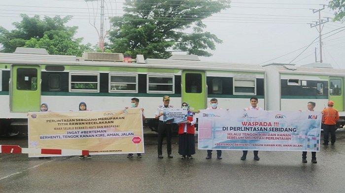 KAI Bentang Spanduk di Perlintasan Kereta Api Padang, Kampanye Keselamatan Pada Perlintasan ...