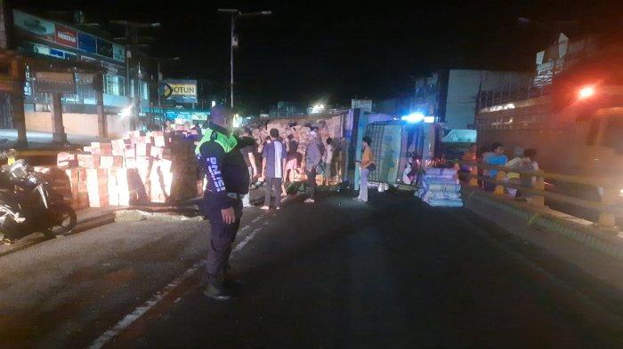 Truk Bermuatan Sembako Terbalik Usai Tabrak Pembatas Fly Over Aur Kuning Bukittinggi ...