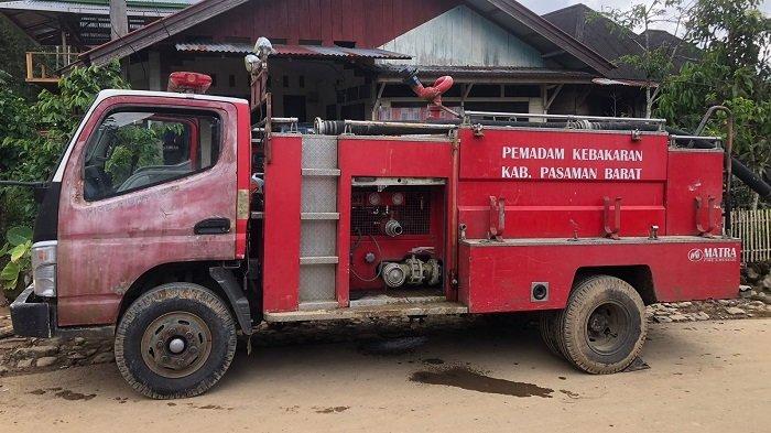 Banjir di Pasaman Barat, Wabup Kerahkan 3 Mobil Damkar Bersihkan Lumpur dan Dirikan Dapur Umum ...