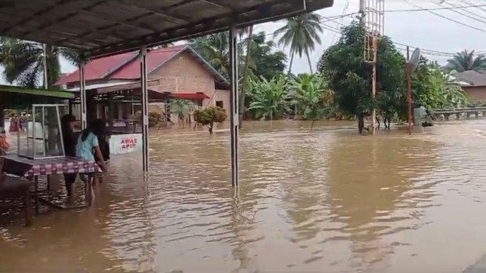 Pasaman Barat Diguyur Hujan Lebat, Banjir dan Jalan Putus di Sejumlah Titik - Tribunpadang.com
