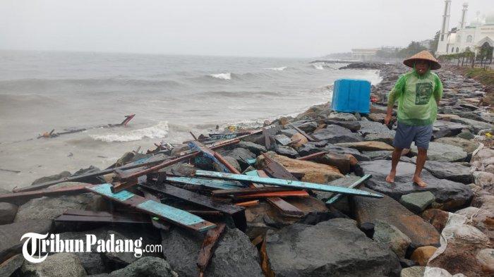 Kronologi Kapal Nelayan Hancur Akibat Terhempas Batu Grib di Pantai ...