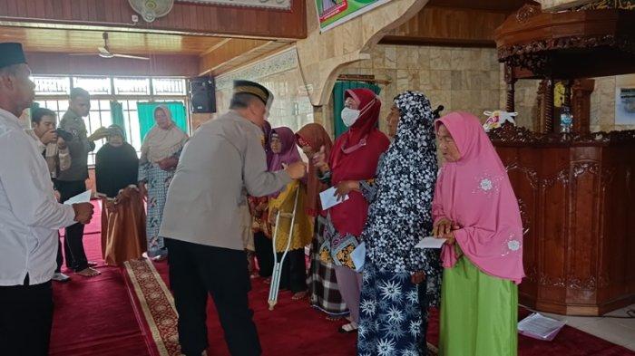 Personil Polres Solok Kota Salurkan Zakat Mal Rp125 Juta, Kapolres ...