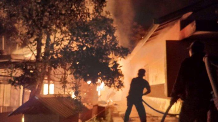 Kebakaran di Agam Hanguskan Satu Rumah dan Gudang Gas, Kerugian Capai Rp300 Juta - Tribunpadang.com