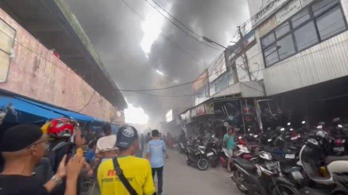 Meski Hujan, Api tak juga Padam di Kawasan Pasar Raya Padang yang ...