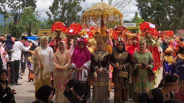 Tradisi Makan Bajamba Meriahkan Puncak Peringatan HUT Ke-20 Kabupaten Pasaman Barat ...