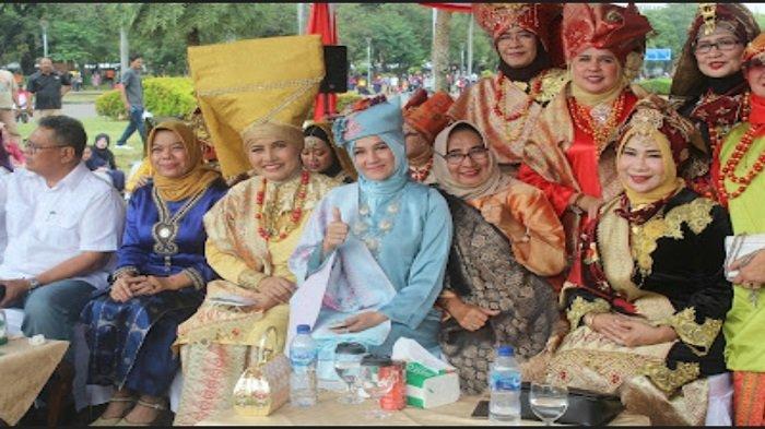 Ratusan Perempuan Berbaju Kuruang Basiba Tampil saat, Parade Budaya ...