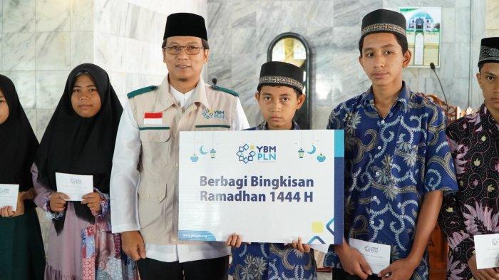 YBM PLN Sumbar Salurkan, Ratusan Santunan dan Paket Berbuka Bagi Yatim Dhuafa - Tribunpadang.com