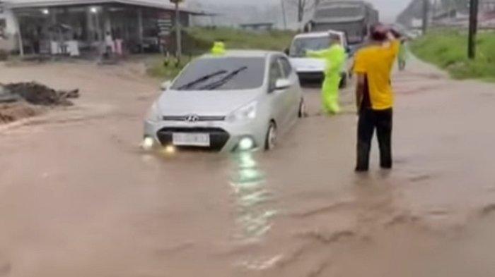 Banjir Genangi Jalan Lintas Padang Bukittinggi Di Beberapa Titik Arus