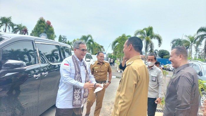 Kunjungi Kota Pariaman, Wamen Pertanian RI Tanam Pohon Pokat Bersama Wali Kota di Batang ...