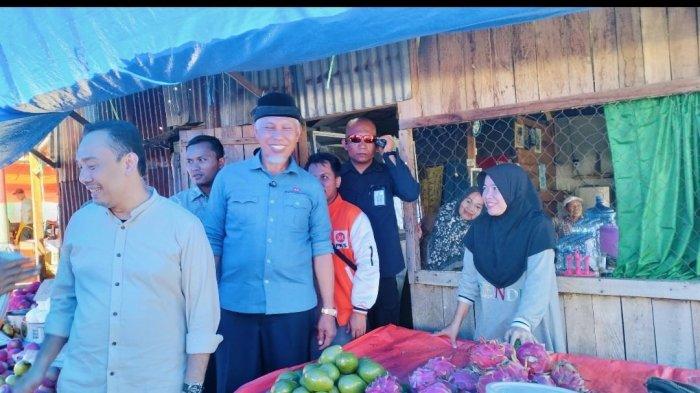 Pedagang di Los Daging di Pasar Padang Baru, Lubuk Basung, Agam ...