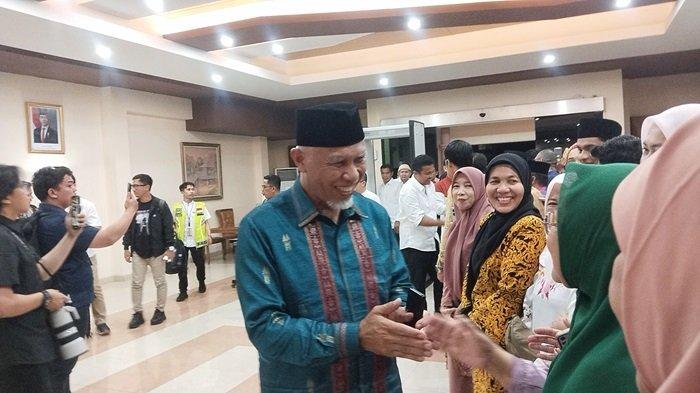 BREAKING NEWS: Gubernur Sumbar Tiba di BIM Usai Retreat di Magelang, Langsung ke Masjid Raya ...