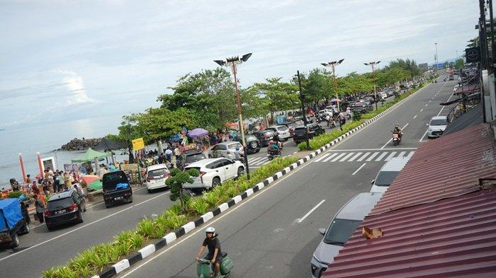 Pantai Padang Ramai Wisatawan, Arus Lalu Lintas Terpantau Lancar di H+2 Lebaran - Tribunpadang.com