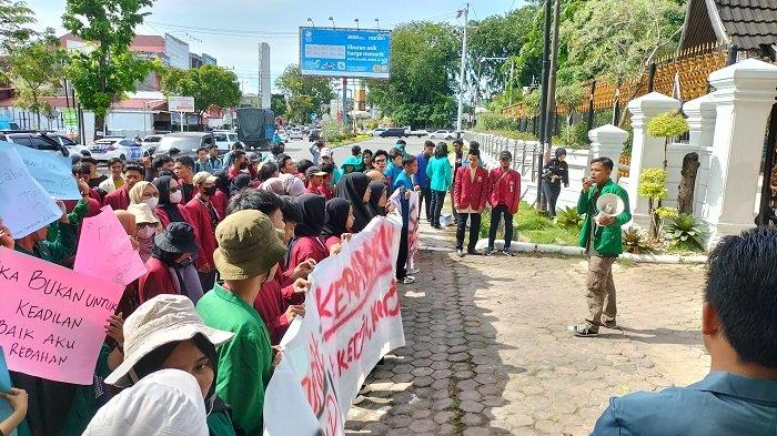 Gelombang Penolakan UU Cipta Kerja dari Sumbar, BEM SI Kerakyatan Demonstrasi ke DPRD Provinsi ...