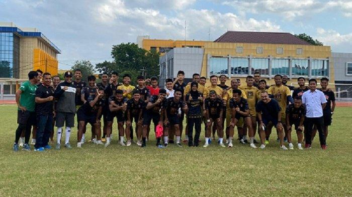 Tiba di Padang, Malut United Gelar Latihan di Lapangan FIK UNP ...