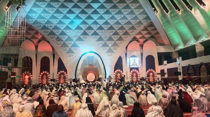 Salat Tarawih Pertama Ramadan 2024 di Masjid Raya Sumbar, Gubernur Mahyeldi Jadi Penceramah ...