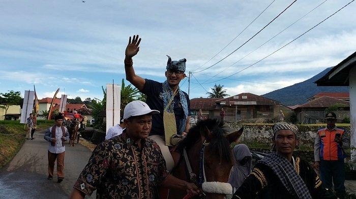 Sapa Warga Desa Wisata Kubu Gadang Padang Panjang, Menparekraf Sandiaga ...