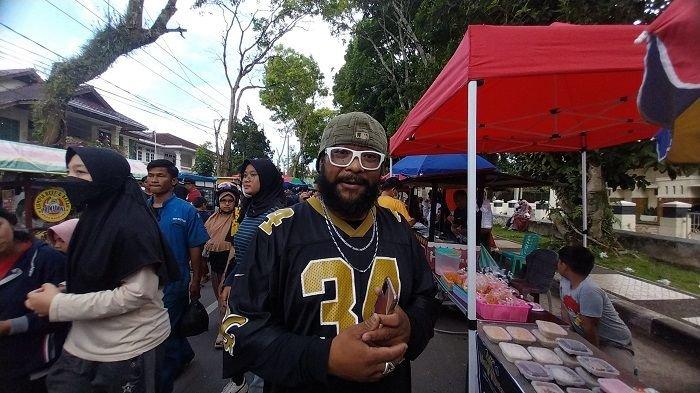 Momen Selebgram Tomy Bollin Berburu Takjil di Pasar Pabukoan Belakang Balok Bukittinggi ...