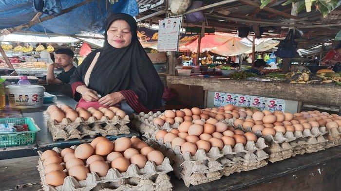 Harga Telur di Pasar Tabing Kota Padang: Telur Ayam Ras Ukuran Jombo, Tembus Rp 2.200 per Butir ...