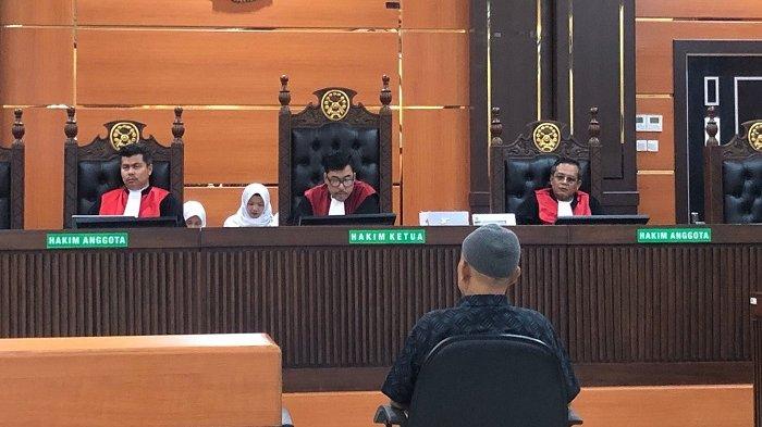 Dadang Iskandar Terdakwa Penembak Polisi Pakai Peci Abu dan Kemeja ...
