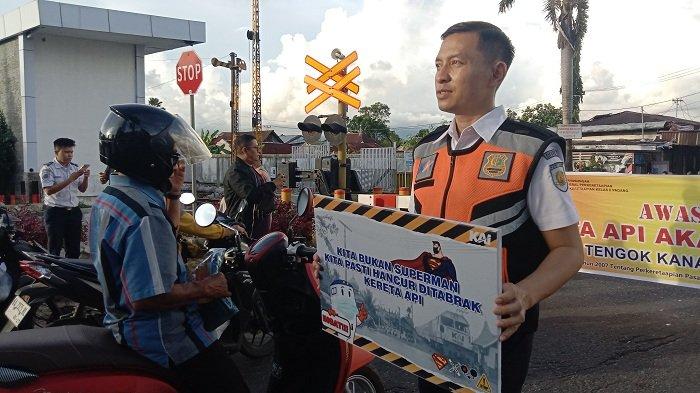 Banyak yang Lalai di Perlintasan Sebidang, PT KAI Divre II Sumbar Lakukan Sosialisasi ...