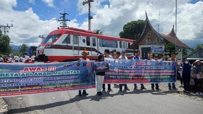 Tekan Angka Kecelakaan, PT KAI Divre II Sumbar Sosialisasi Agar Hati-Hati Lewat Perlintasan ...