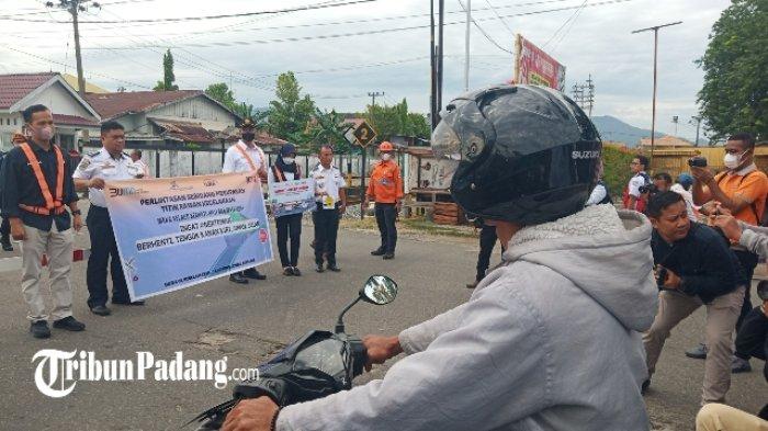 Kampanye Keselamatan, KAI Bentangkan Spanduk dan Bagi Brosur di Palang ...