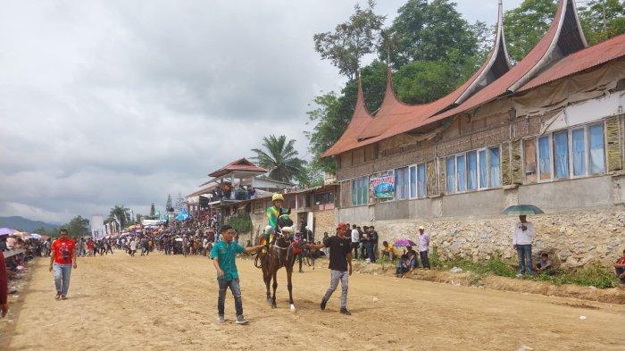 FOTO Pacu Kudo di Bukit Ambacang Bukittinggi, Gelanggangnya Ternyata ...