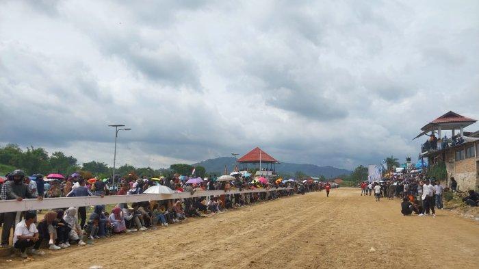FOTO Pacu Kudo di Bukit Ambacang Bukittinggi, Gelanggangnya Ternyata ...