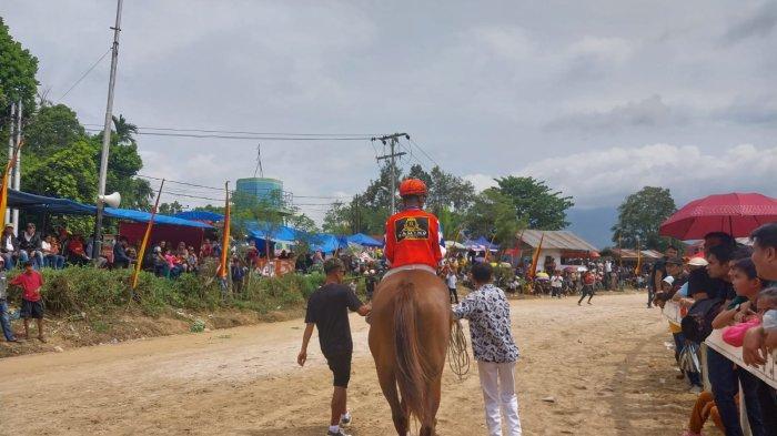FOTO Pacu Kudo di Bukit Ambacang Bukittinggi, Gelanggangnya Ternyata ...