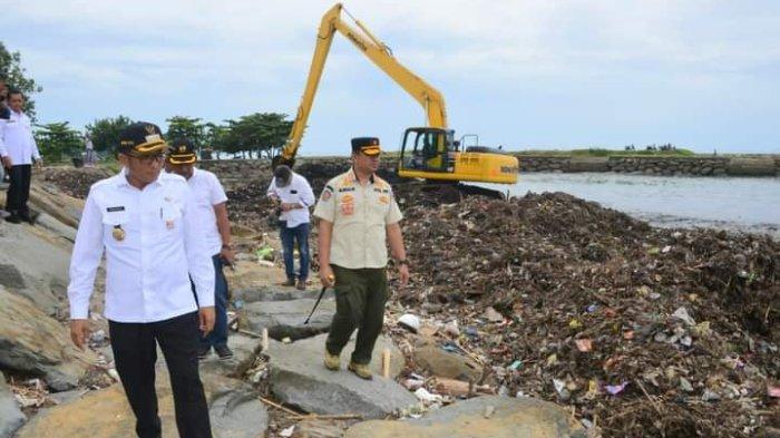Pantai Muaro Lasak Dipenuhi Sampah, Wako Hendri Septa Ingatkan Jangan Buang Sampah ke Sungai ...