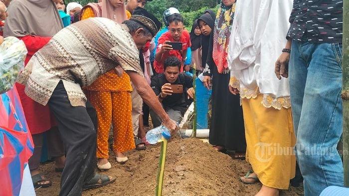 Cita Gadis Penjual Gorengan di Padang Pariaman untuk Kuliah Lenyap Terkubur Bersama Jasadnya ...