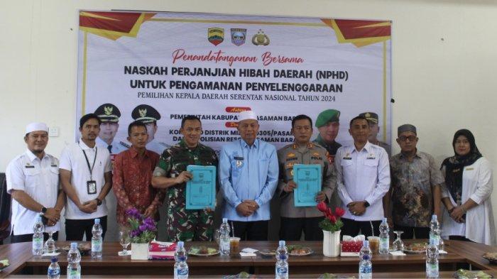Pemkab Pasbar Sumbar Tandatangani NPHD Dana Hibah Pengamanan Pilkada 2024 - Tribunpadang.com