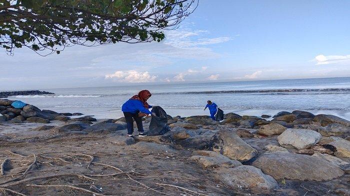 Padang Bagoro Bersihkan Pantai Purus Padang, Jelang Perlombaan ...