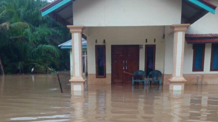 Hujan Tak Kunjung Reda, Kampung Kaciak Sutera Pesisir Selatan Dilanda Banjir: Air Masuk Rumah ...