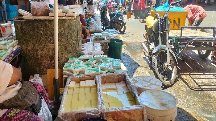 Harga Kedelai Melonjak, Pedagang Tahu dan Tempe di Pasar Raya Padang ...