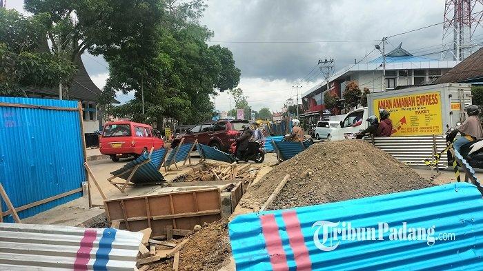 Pengerjaan Proyek Drainase di Jalan Perintis Kemerdekaan Bukittinggi ...