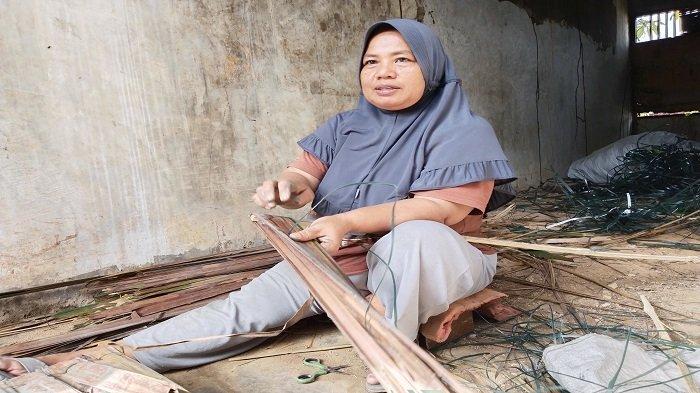 Kisah Pengrajin Atap Rumbia di Padang, Ikhlas Diupah Rp400 Per Lembar ...