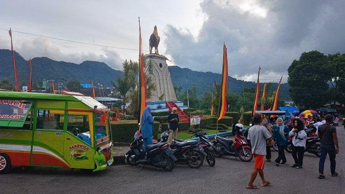 Ngabuburit di Tugu Ayam Kukuak Balenggek, Unggas Endemik yang Jadi ...