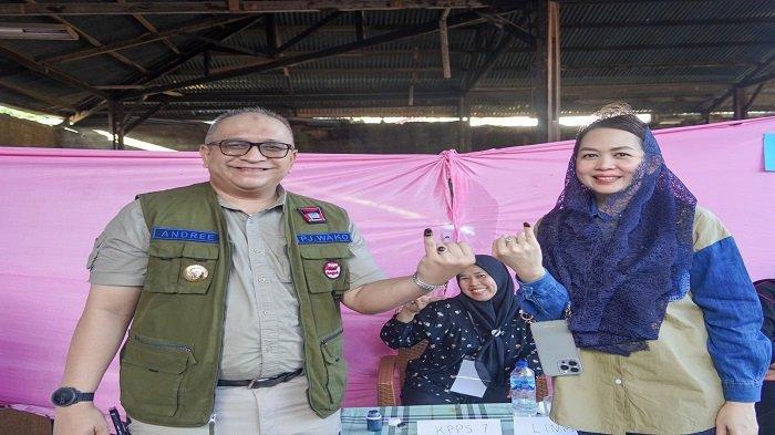 Gunakan Hak Pilih pada PSU DPD RI, Pj Wako bersama Istri Nyoblos di TPS I Rimbo Kaluang Padang ...