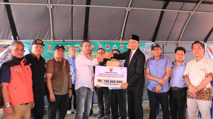 Penjabat Wali Kota Pariaman Serahkan, Bantuan Tunai Rp 100 Juta untuk Korban Bencana di Agam ...