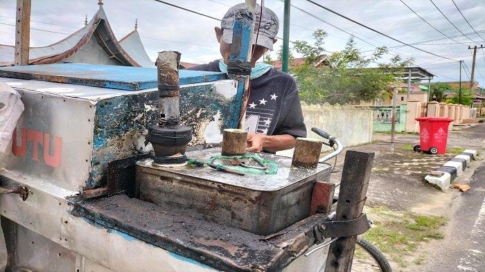 Wisata Sumatera Barat: Kue Putu, Jajanan Legendaris Berbalut Kelapa ...